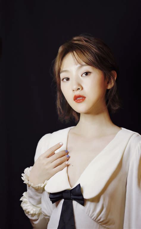 实力小花孙艺宁亮相影视周，v领长裙尽显灵动俏皮观众