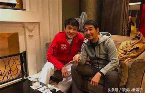 成龍去鄧婕家做客，和張國立親密合影，帘子里穿西裝的男人是亮點 每日頭條