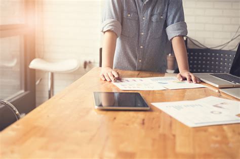 여자의 손을 작업 문서 태블릿 및 랩톱 컴퓨터 N 기업 재무와 산업에 대한 스톡 사진 및 기타 이미지 기업 재무와 산업 남자 남자 사업가 Istock