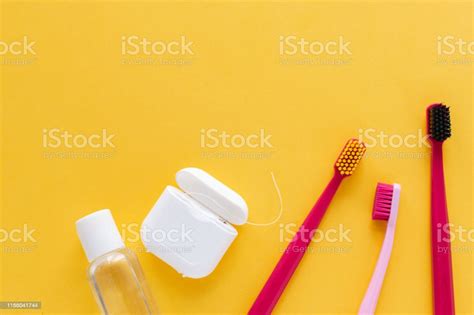 치과 위생칫 솔 치 실 구강 청결제 플랫 레이 평면도 복사 공간 노란색 배경 가글에 대한 스톡 사진 및 기타 이미지 가글 개념 건강관리와 의술 Istock