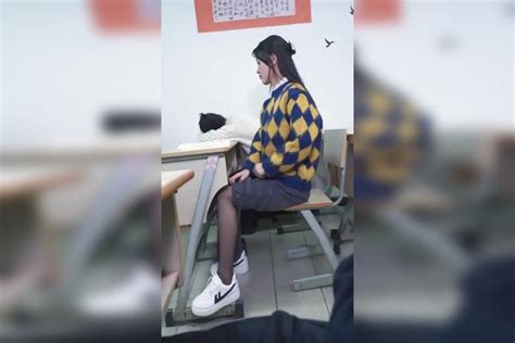 班主任女儿这么爱穿丝袜吗，连大冬天都不放过裤里丝穿搭帆布鞋