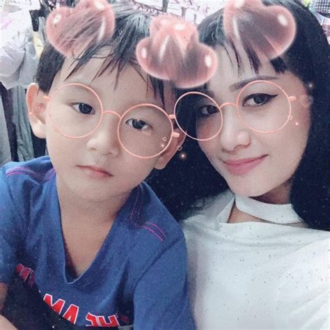 បុរសម្នាក់ផ្ញើសារជូនពរអោយភរិយាដ៏ស្អាតស្រស់សោភា សូមមានសុភមង្គលជាមួយគូថ្មី តែកុំធ្វើបាបកូនយើងអី