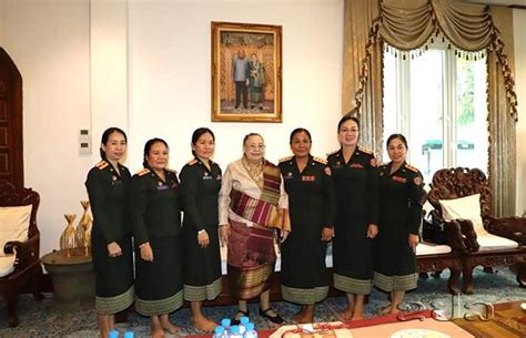 ຫ້ອງການສະຫະພັນແມ່ຍິງ ກອງທັບ ອວຍພອນອະດີດຄະນະນໍາ