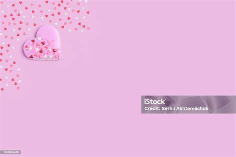 텍스트를 위한 빈 공간이 있는 분홍색 파스텔 배경에 하트 모양의 쿠키 또는 진저브레드 결혼식 날 발렌타인 데이 여성의 날 전에 개념 인사말 카드에 는 공백이 있습니다 개념에