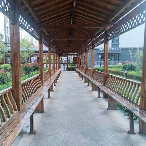 侃爷新老婆近照，穿透视装秀美腿！跟金卡戴珊更像了，身材真辣比安卡·森索里前妻妻子