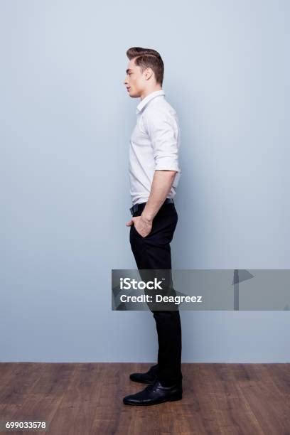 순수한 밝은 배경에 완벽 한 헤어스타일으로 잘생긴 남자의 측면 보기 전체 크기의 초상화 그는 공식적인 마모를 입으십시오 검은색에 대한 스톡 사진 및 기타 이미지 Istock