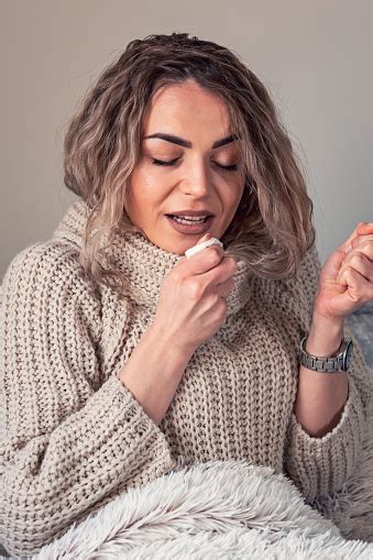 온도와 아픈 소녀입니다 두통입니다 독감입니다 여자는 감기를 붙 잡았다 바이러스 가정 생활에 대한 스톡 사진 및 기타 이미지 가정 생활 감기와 독감 개념 Istock