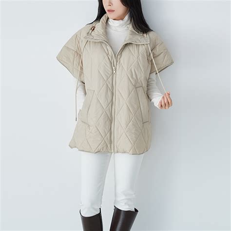 리틀마켓 하이넥 케이프 반팔 오버핏 퀼팅 패딩 조끼 Dj12b2 아우터점퍼베스트자켓누빔솜웰론레이어드베이지블랙여행캠핑스키장연말모임파티겨울한파룩