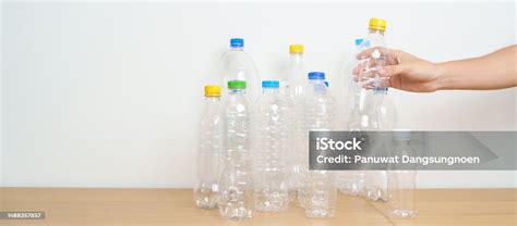 집이나 사무실의 테이블에 있는 플라스틱 병 재활용 쓰레기 분류 플라스틱 프리 생태학 환경 오염 재활용 처리 폐기물 관리 및 쓰레기 분리 개념 0에 대한 스톡 사진 및 기타