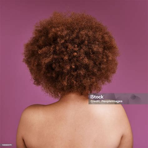 뒷모습 흑인 여성 그리고 민족적 질감 얼굴 사진 분홍색 배경을 위한 스튜디오의 머리카락 아프리카 모델 곱슬 헤어 케어 화장품 및 스킨 케어 두피 및 살롱 샴푸를위한 아름다움