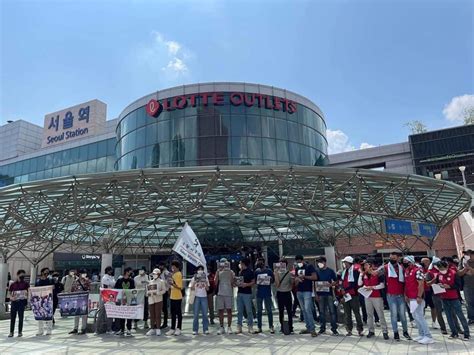 တောင်ကိုးရီးယားနိုင်ငံ ဆိုးလ်မြို့ ဘူတာတွင် ဆူဝမ် မြန်မာအသင်းမှ ဦးဆောင်ကာ မြန်မာ အကြမ်းဖက် စစ်တပ