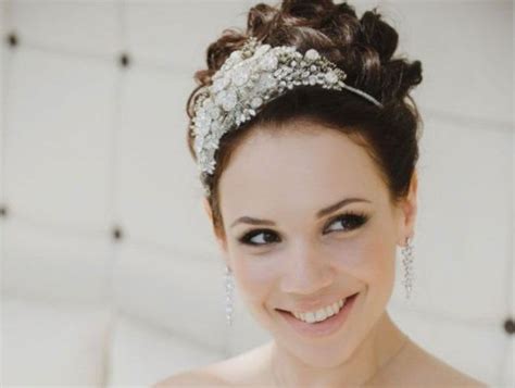 Весільна зачіска пучок з фатою