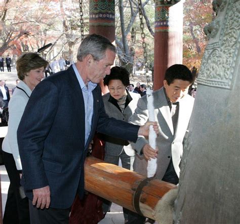 노무현사료관 불국사를 방문해 종각에서 종을 치는 조지 부시 미국 대통령 내외와 노무현 대통령 내외