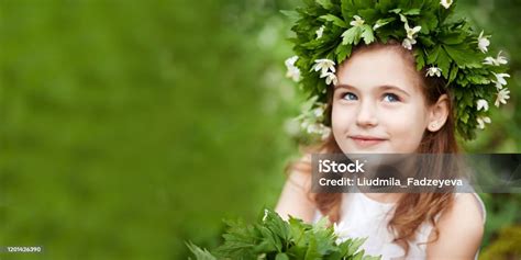 봄 나무에 흰색 드레스에 아름다운 어린 소녀입니다 머리에 봄 꽃에서 화환을 가진 예쁜 어린 소녀 부활절 시간입니다 배너 복사 공간 꽃 식물에 대한 스톡 사진 및 기타 이미지