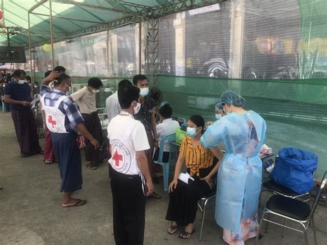 ကျောက်တံတားမြို့နယ်တွင် အသက် ၄၅ နှစ် အထက်ရှိသူများအား ကိုဗစ် ၁၉ ရောဂါ ကာကွယ်ဆေးများထိုးနှံပေးလျက