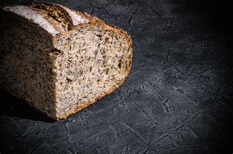 아마 양귀비 씨앗 참깨 기장 호박 해바라기 씨와 소박한 천연 효모가없는 빵 의 조각 검은 배경에 하드 빛 낮은 키에 사진 갈색에 대한 스톡 사진 및 기타 이미지 Istock