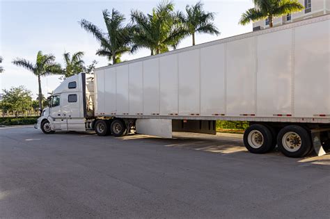 플로리다의 길가에 주차된 흰색 트레일러가 있는 흰색 트럭 세미 트럭에 대한 스톡 사진 및 기타 이미지 세미 트럭 흰색 0명 Istock
