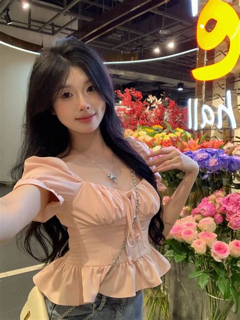 소프트 핑크 블라우스 스퀘어 넥 셔링 리본 반팔 하프 소매 오프 숄더 탑 프릴 러플 크롭 미니 숏 인디 딸기 우유 컬러 러블리 청순 여리 하늘하늘 여친 데이트 룩