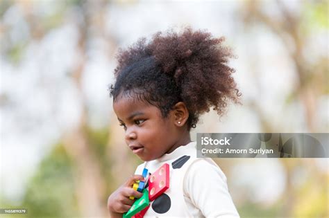 아프리카계 미국인 행복한 어린 소녀가 공원에서 야외에서 놀고 있다 야외에서 즐거운 시간을 보내는 어린 소녀 밖에서 즐기는 흑인 아이 사람들 아프로 머리에 대한 스톡 사진 및