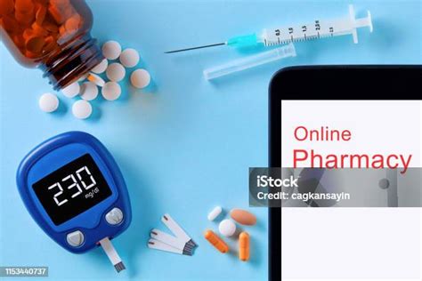 의학 헬스케어 기술 및 온라인 약국 개념 알 약 포도 당 미터 인젝터 및 태블릿 Pc 컴퓨터의 하향식 보기 0명에 대한 스톡 사진 및 기타 이미지 Istock