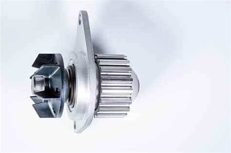 회색 배경에 물 펌프의 엔진을 냉각하기위한 새로운 금속 자동차 펌프 자동차 엔진을 위한 새로운 예비 부품의 개념 0명에 대한 스톡 사진 및 기타 이미지 Istock