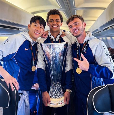 유로파리그 우승 캡틴 쏘니 손흥민 트로피와 함께 금의환향