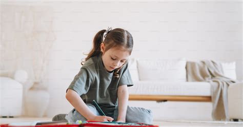미취학 전 어린 소녀가 바닥에 앉아 집의 밝은 방에서 그림을 그리고 있다 사진 Unsplash의 마루 이미지