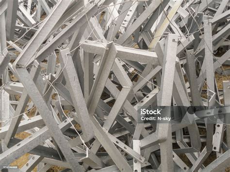 혼란 인 대 강철 구조 각도 프로필을 아연 도금 금속 제품 산업 야외 스토리지 사이트에 산업 추상적인 배경입니다 0명에 대한 스톡 사진 및 기타 이미지 Istock