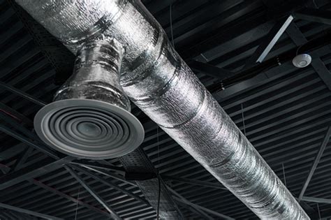 대형 건물의 천장에 환기 시스템입니다 새로운 건물 내부 천장에서 매달려 실버 연재 환기 파이프 강철에 대한 스톡 사진 및 기타 이미지 Istock