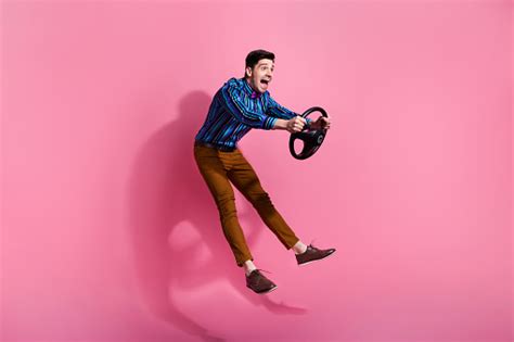 전체 길이 사진 펑키 젊은 운전자 점프 들고 스티어링 휠 고속 교통 수단 고립 된 통하고 있는 핑크 컬러 배경 30 34세에 대한 스톡 사진 및 기타 이미지 Istock