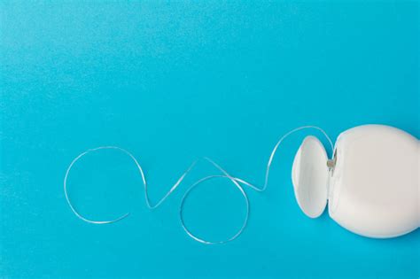 파란 배경에 치과 치실 용기 매일 구강 위생 치아 관리 및 건강 입에 맞는 제품을 청소하고 공간을 복사하십시오 치과 치료 개념 0명에 대한 스톡 사진 및 기타 이미지