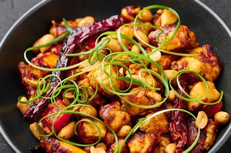 검은 슬레이트 배경에 쿵 파오 파니어 쿵파오 파니어의 채식 버전입니다 클로즈업 0명에 대한 스톡 사진 및 기타 이미지 Istock