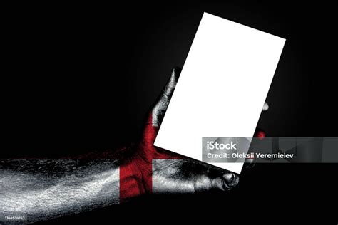 비문에 대 한 공간을 가진 큰 흰색 시트를 들고 그려진 국기 잉글랜드와 손 모의 업 Eurozone에 대한 스톡 사진 및 기타 이미지 Eurozone 경제 기