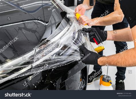 자동차 포장 전문의가 비닐 포일이나 필름을 스톡 사진 1271501401 Shutterstock
