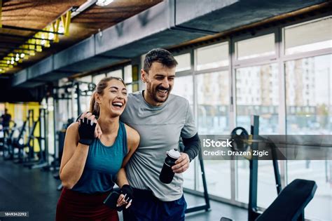 체육관에서 스포츠 트레이닝을 하고 있는 건강한 운동 커플 체육관에 대한 스톡 사진 및 기타 이미지 체육관 헬스 클럽 운동