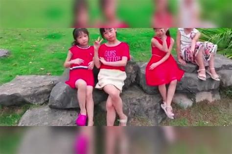 奶爸穿着假肢，陪女儿爬山两小时去看神女，父爱如山，泪奔感动 神女 假肢 如山