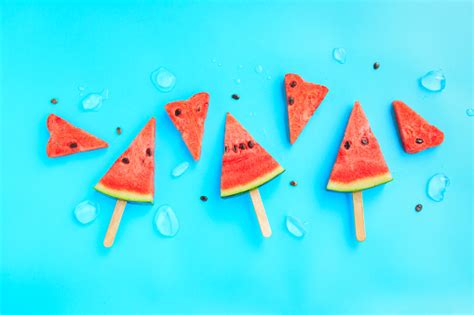 파란색 파스텔 배경에 나무 아이스크림 스틱과 얼음 조각으로 얇게 썬 수박 과일 수박 아이스크림 수박 아이스 캔디 여름 개념 0명에 대한 스톡 사진 및 기타 이미지 Istock