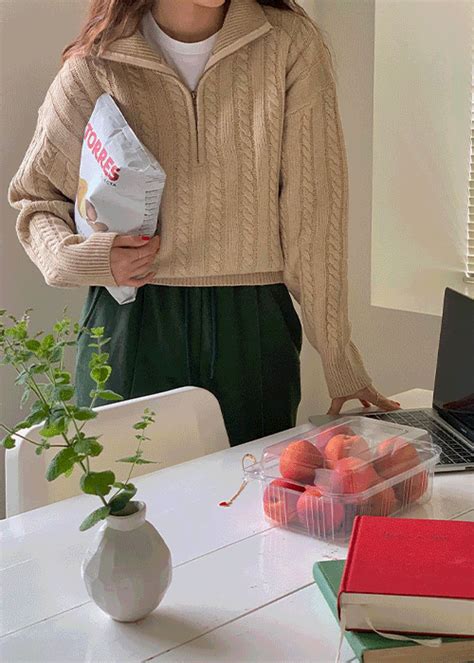 케이블 꽈배기 반집업 니트