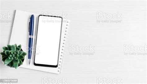 흰색 배경에 빈 화면이있는 스마트 폰 비즈니스 또는 투자를위한 온라인 응용 프로그램의 개념 복사 공간 꼭대기에 대한 스톡 사진 및 기타 이미지 Istock