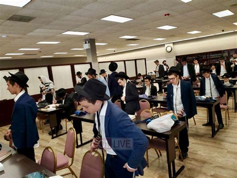Chabad Shul In Chicago Forbids Phone Use During Davening