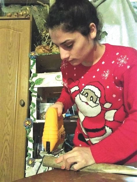 გოგონა ხერხით კვირის პალიტრა