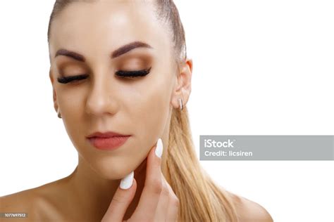 속눈썹 연장 절차입니다 긴 속눈썹과 여자 아이입니다 가까이 선택적 초점 할리우드 러시아 볼륨입니다 Copyspace 가까운에 대한 스톡 사진 및 기타 이미지 Istock