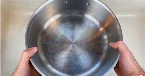 스테인리스 냄비에 나타난 무지개 얼룩 정체는