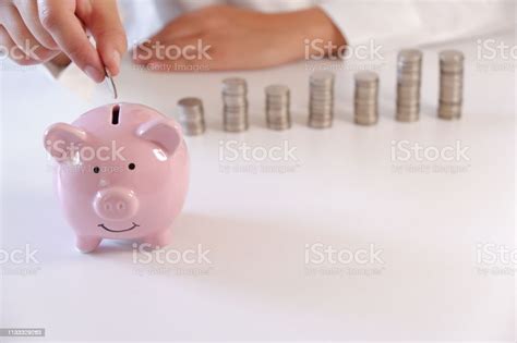 책상에 동전의 스택과 돼지 저금통에 동전을 삽입 하는 사업가 개념에 대한 스톡 사진 및 기타 이미지 개념 개념과 주제 경제 Istock