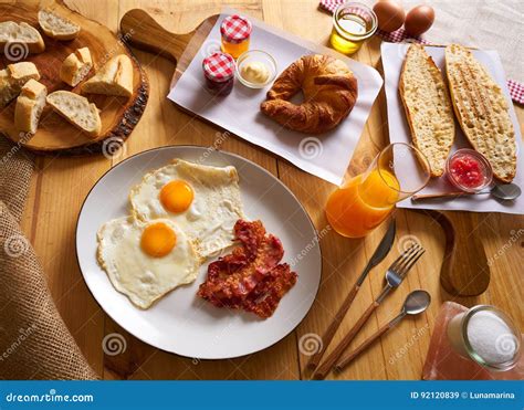 El Cruasán Del Desayuno Continental Eggs El Pan Del Tocino Imagen De