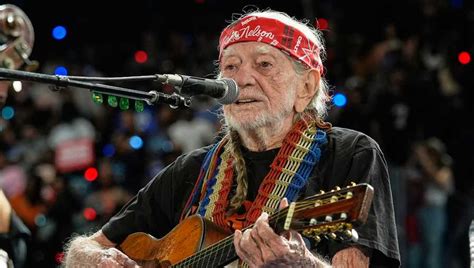 Willie Nelson Keeps Living The Life He Loves At 92 Im Not Through