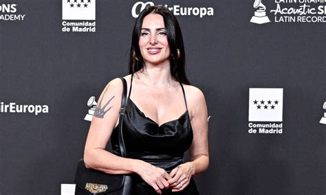 La Mala Rodríguez Luce Sus Curvas En La Piscina Usando Un Traje De