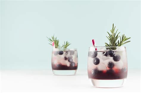 우아한 여름 신선한 음료와 얼음 조각 블루베리 로즈마리 밀 짚 패션 파스텔 민트 컬러 배경과 흰색 나무 테이블 0명에 대한 스톡