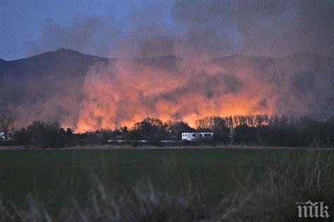 ОТ ПОСЛЕДНИТЕ МИНУТИ Голям пожар край Световрачене стигнал е до кв Надежда СНИМКИ