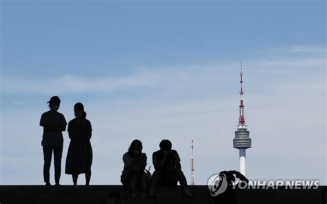 눈 앞에 펼쳐진 파란 하늘 연합뉴스